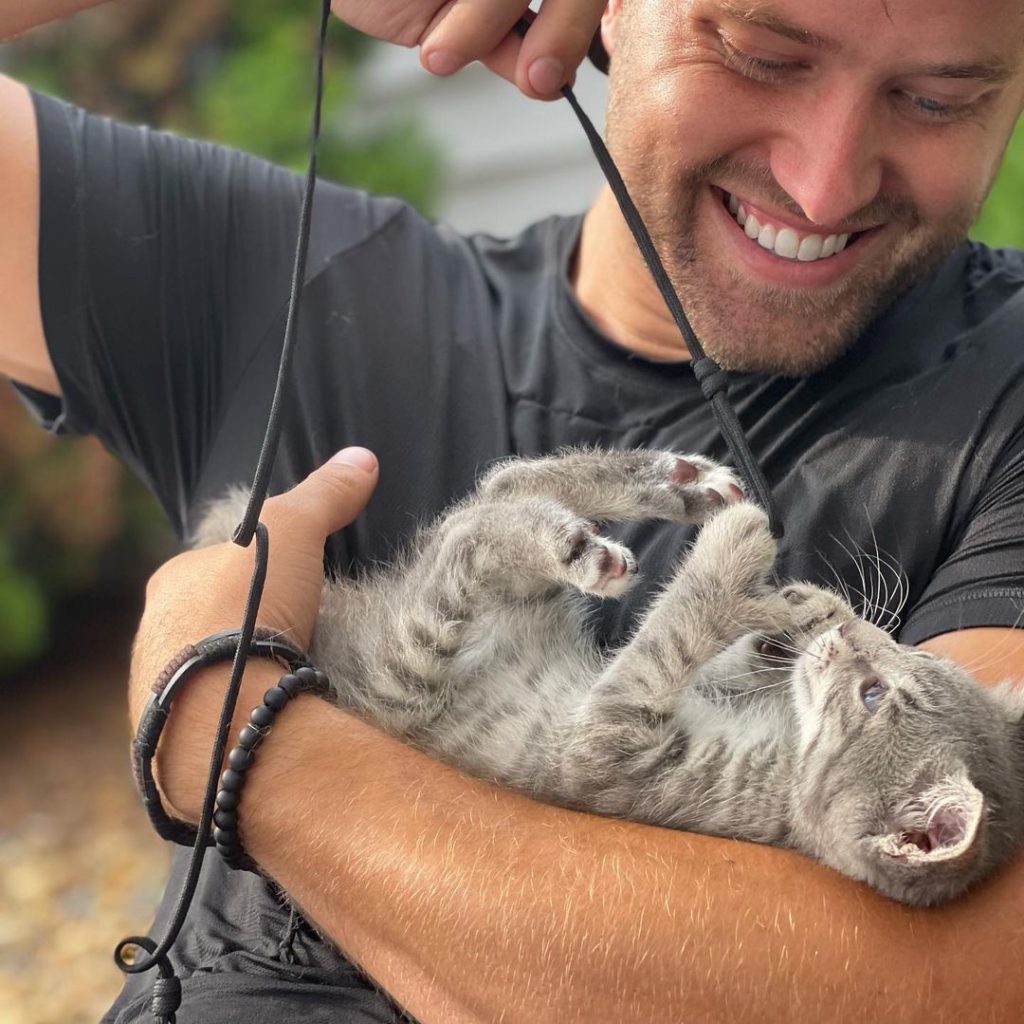 What Happens When Men with Cats Show Their Feline on Dating Apps?