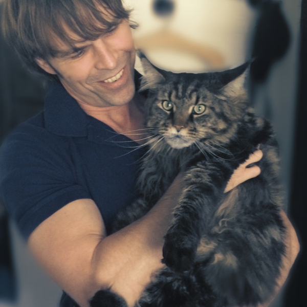 What Happens When Men with Cats Show Their Feline on Dating Apps?