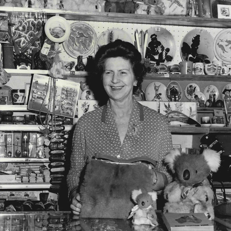 Tourists Came to See White Cats of Sydney Harbour Bridge Over 20 Years